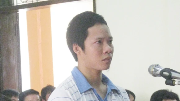 Bênh người ăn cắp, vác dao chém thợ điện