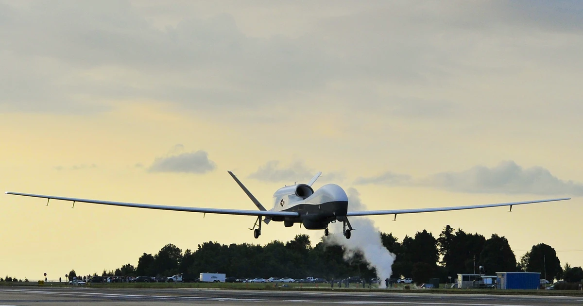 UAV 200 triệu USD của Hải quân Mỹ mài bụng trên đường băng