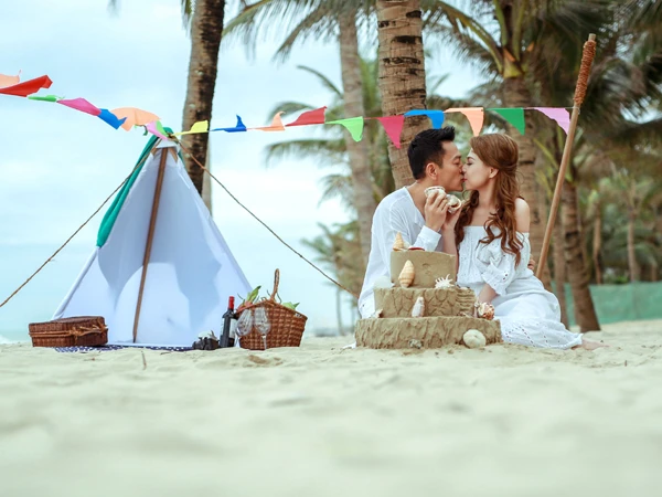 Búp bê Thanh Thảo liên tục khóa môi tình mới trong MV
