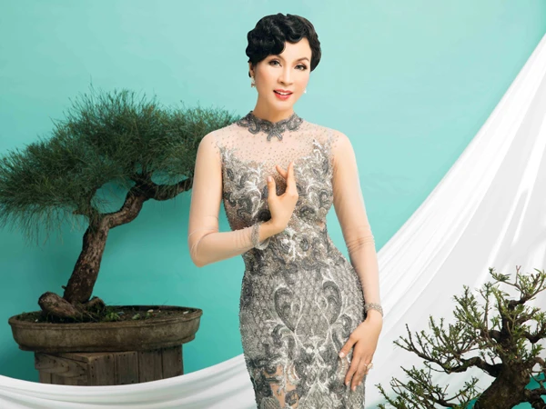 MC Thanh Mai khoe dáng đồng hồ cát đốn tim người hâm mộ