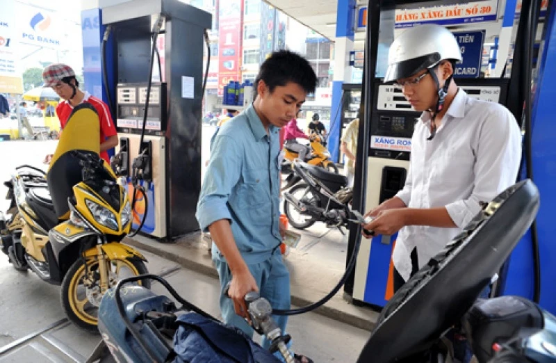 Giá xăng giảm gần 400 đồng/lít từ ngày 21-12