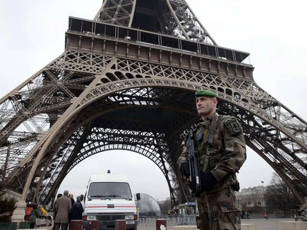 Tháp Eiffel đóng cửa vì tình nghi có kẻ đột nhập