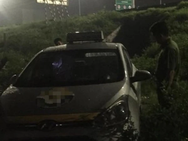 Khẩn trương điều tra vụ tài xế taxi bị hành khách cứa cổ trong đê