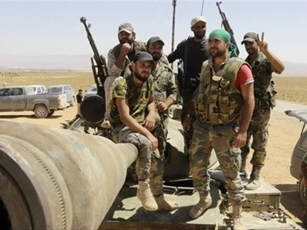 SAA nã 40 quả tên lửa vào đoàn xe của HTS ở Idlib