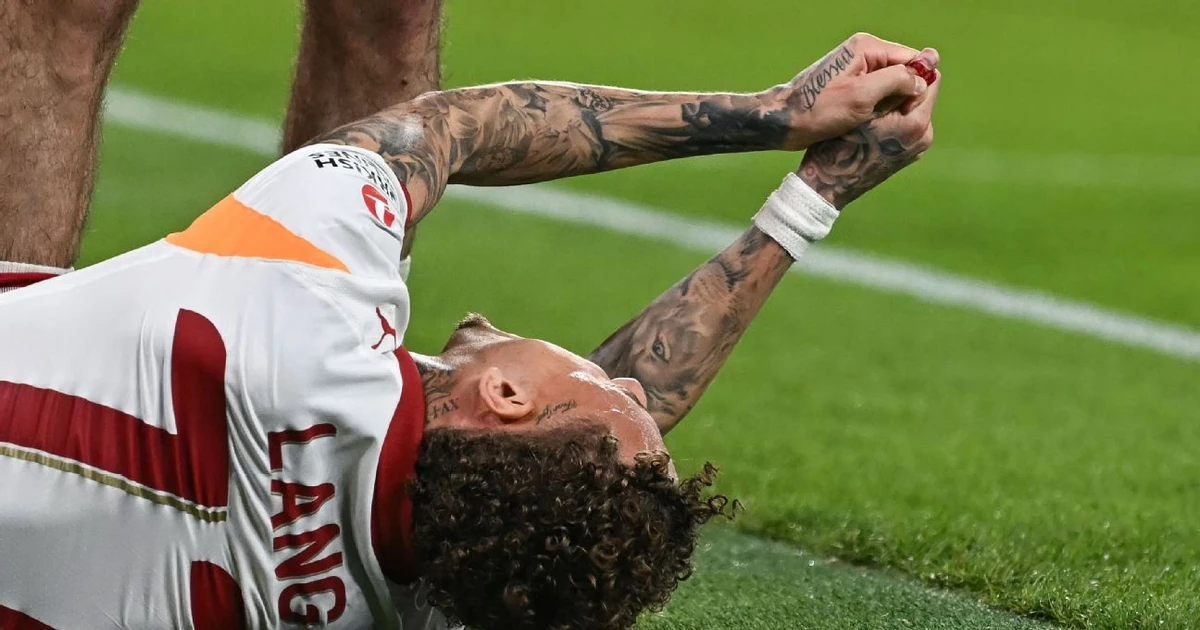 Noa Lang gặp tai nạn kinh hoàng, đứt đầu ngón tay trong trận thua Liverpool