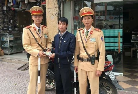 CSGT Hà Nội trả lại ví tiền đánh rơi trên đường