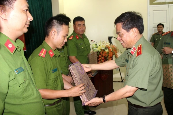 Trao tặng 100 xuất quà cho các thương binh, bệnh binh