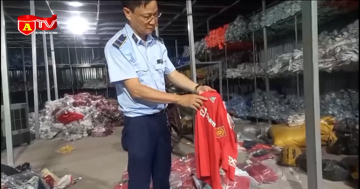 Hà Nội thu giữ hàng nghìn bộ quần áo thể thao nghi giả nhãn hiệu tại ...