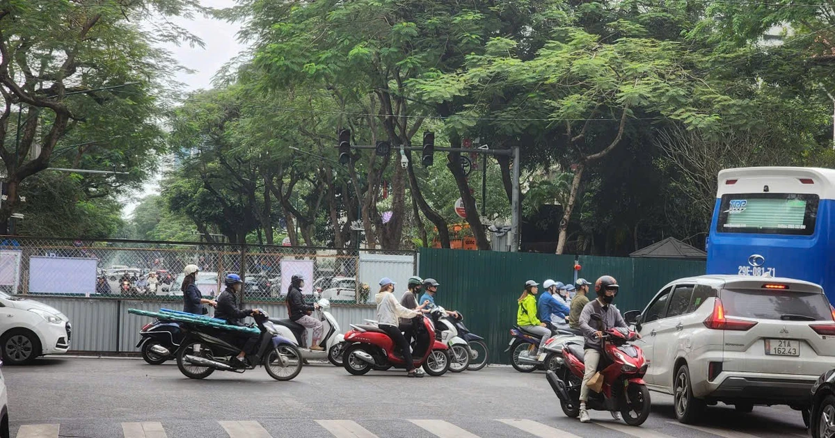 Hà Nội rào chắn các tuyến đường trung tâm thi công chống ngập