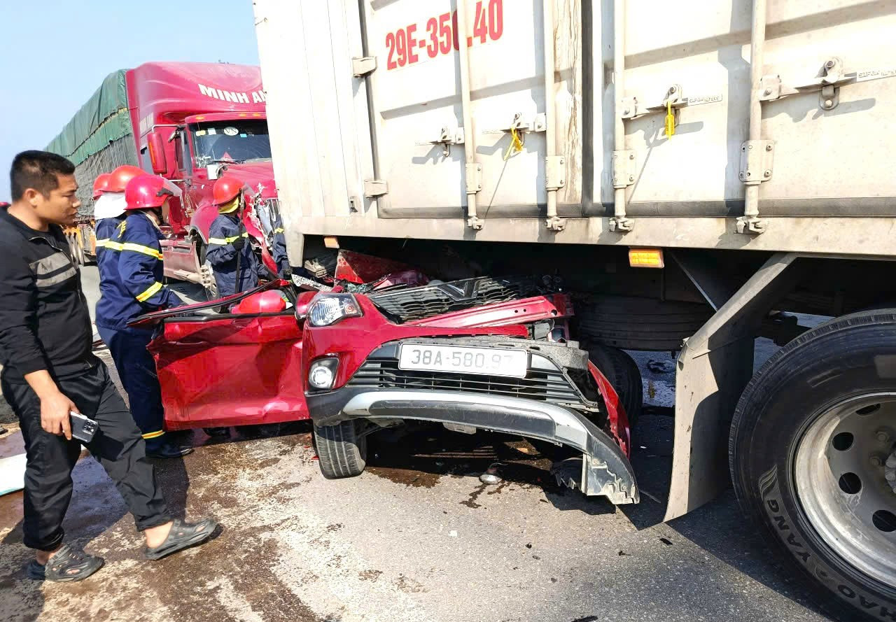 Tai nạn liên hoàn trên quốc lộ 1 Hà Tĩnh làm 4 người bị thương | Báo ...